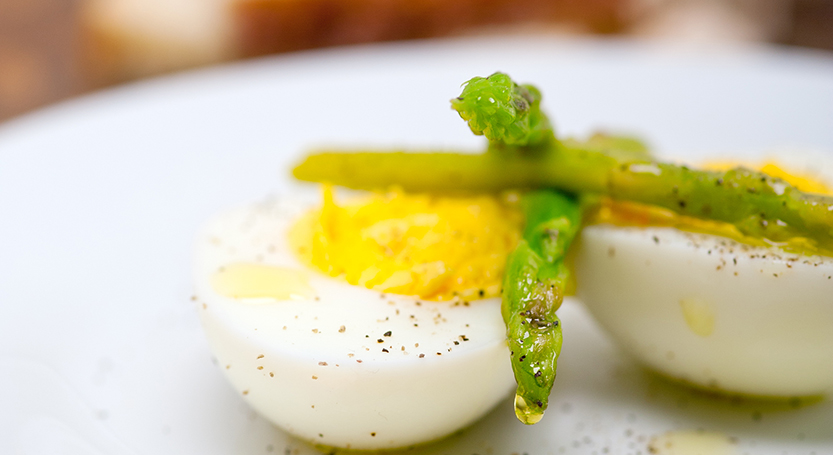 Huevo duro con espárragos - Vidactual